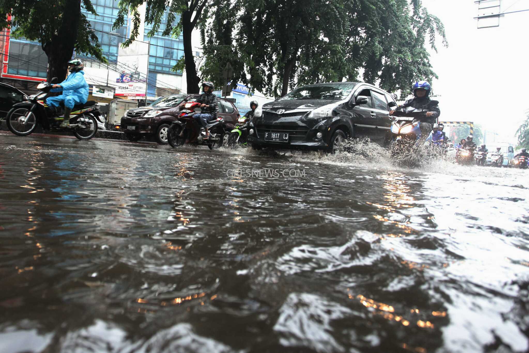 FOTO: Diguyur Hujan Deras Sejak Pagi, Sebagian Ruas Jalan di Jakarta Tergenang